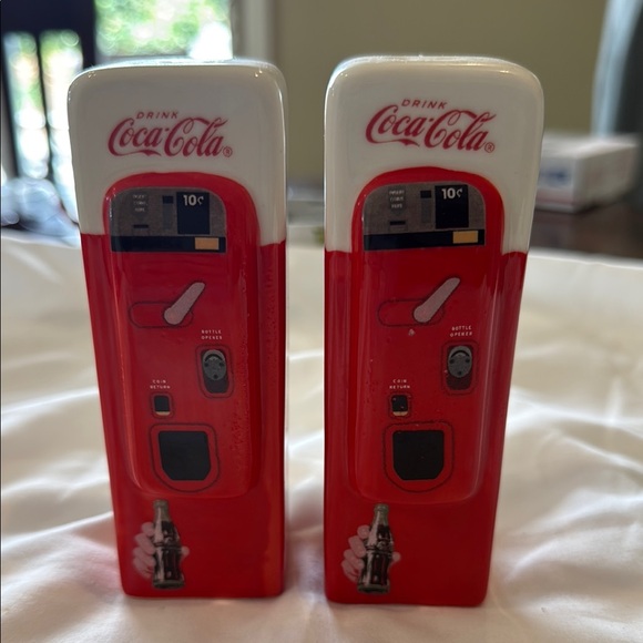 Coca Cola | Kitchen | Cocacola Vending Machine Salt And Pepper Shakers ...